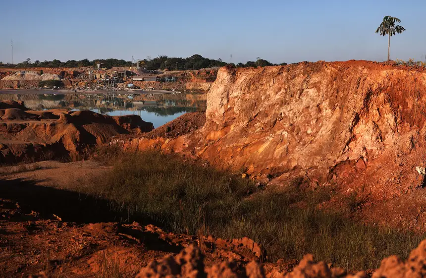 Governo brasileiro extingue grande reserva natural na Amazónia para ...