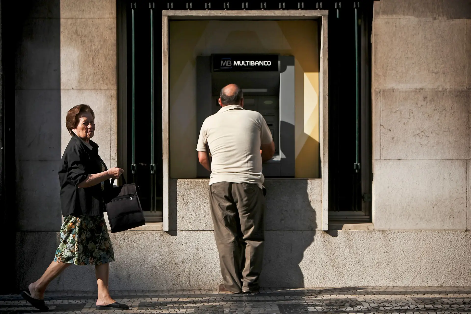 Governo quer mais multibancos mas falta falar com a banca - Expresso