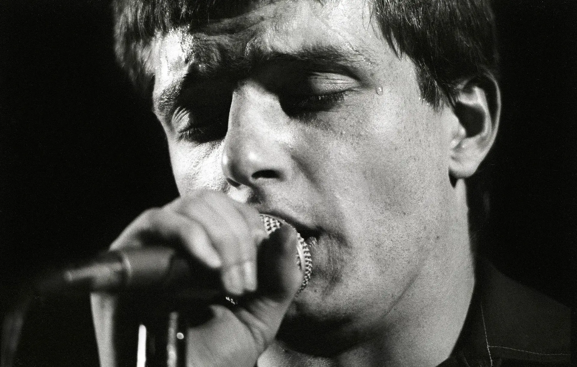 Há 40 anos, Ian Curtis dos Joy Division desistia de viver. Ainda vamos ...