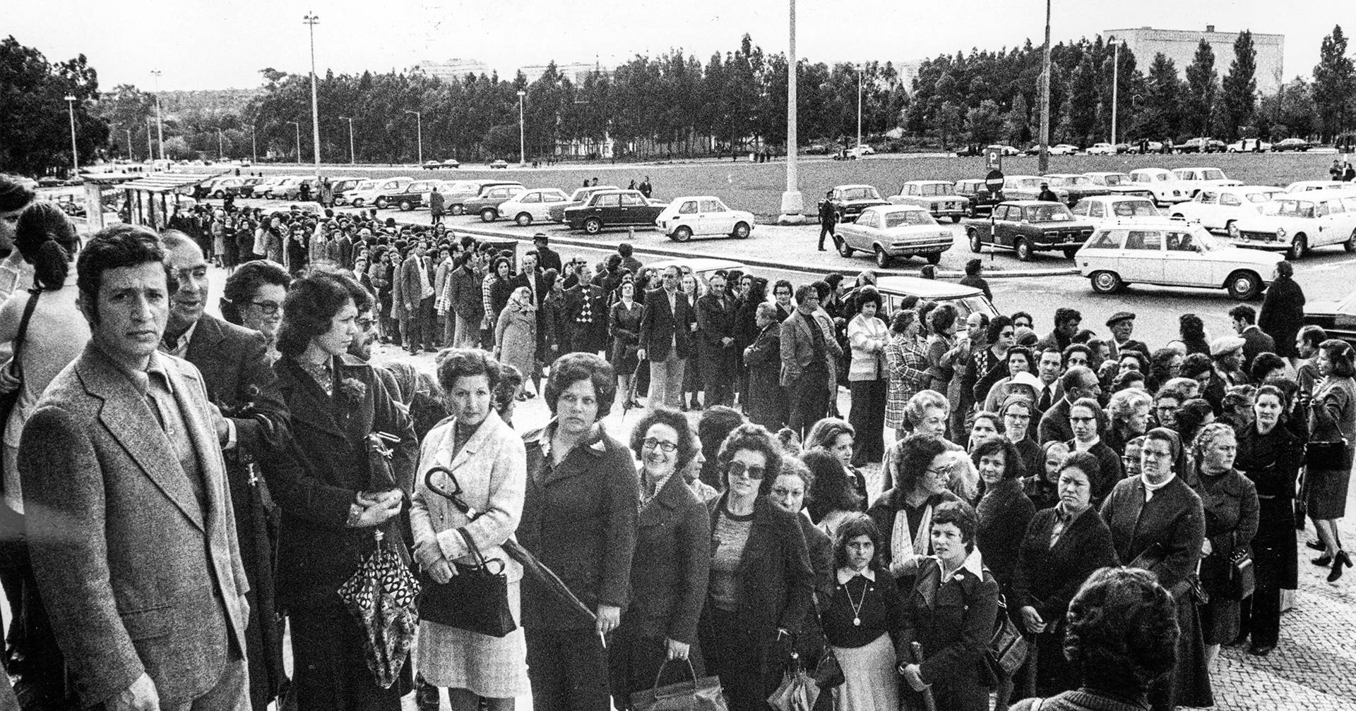 A 25 de abril de 1975, Portugal foi pela primeira vez às urnas em liberdade. Só cerca de 8% dos ...