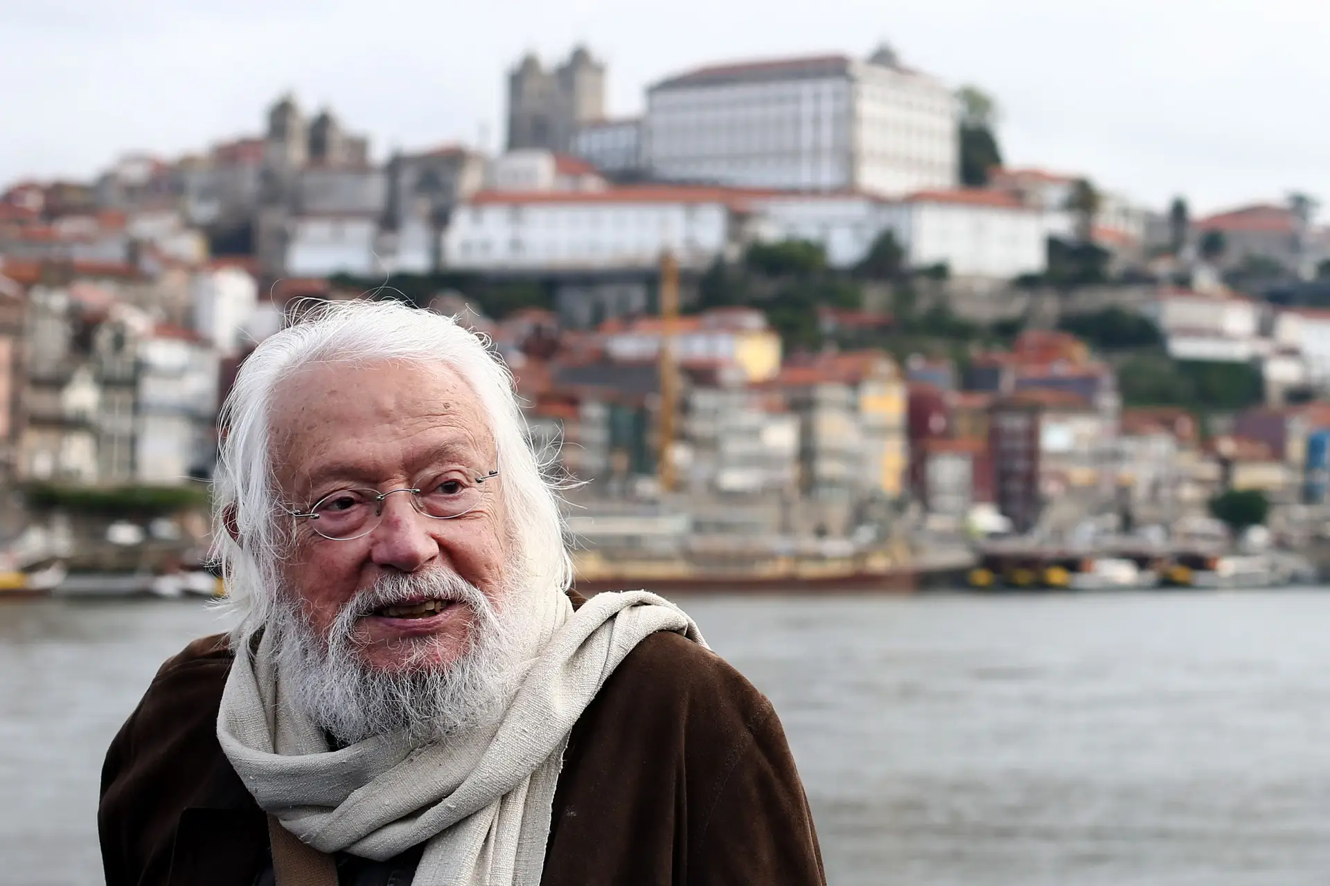 Poesia inédita do pintor Júlio Pomar reunida em novo livro - Expresso