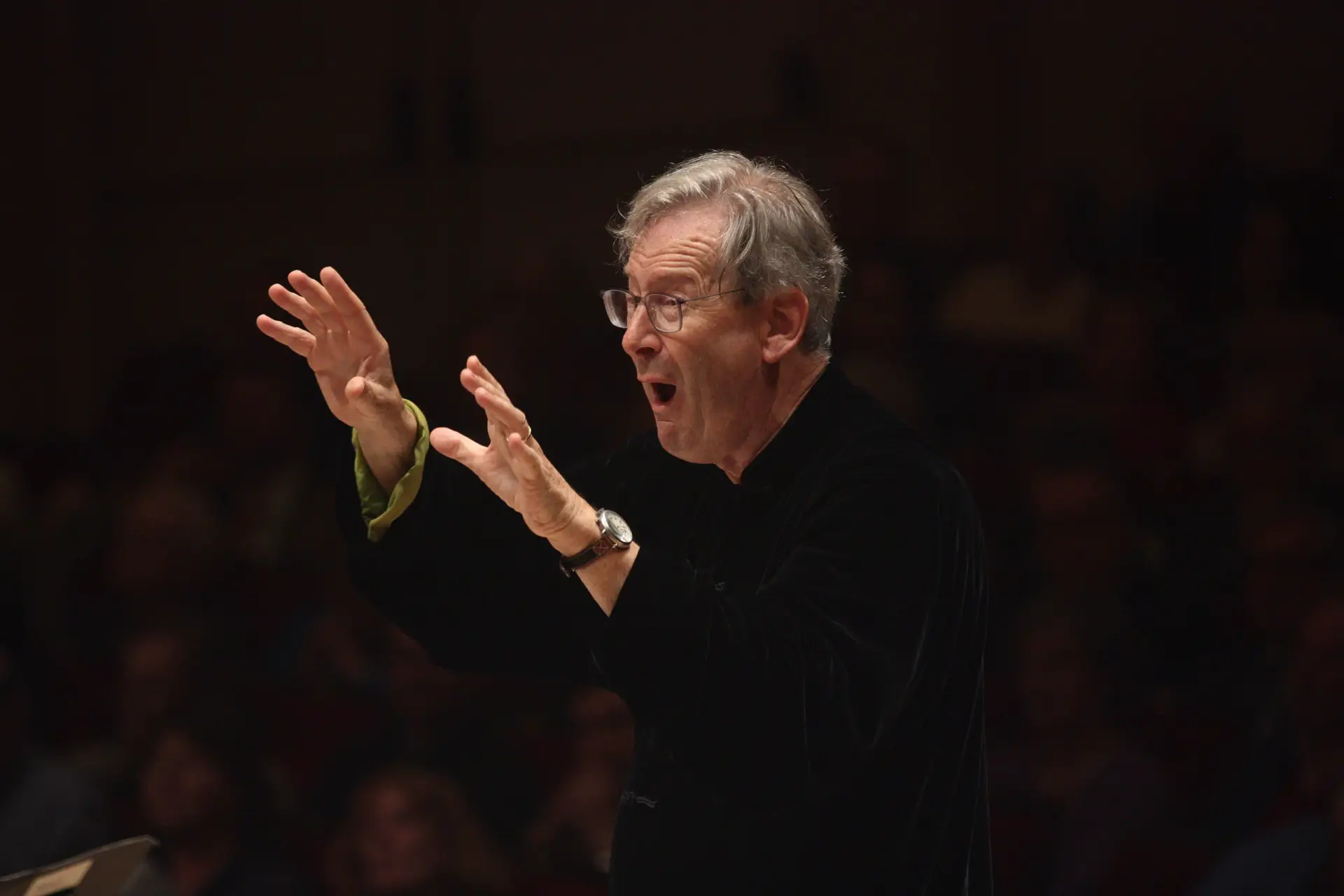 John Eliot Gardiner agride cantor no festival Berlioz, em França ...