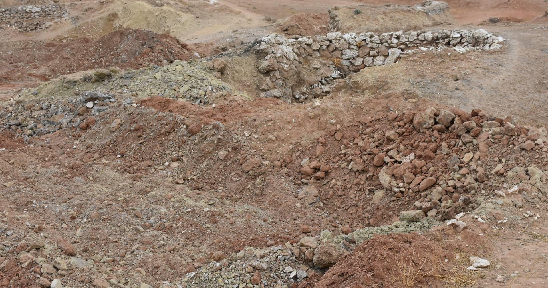 Mais de 200 valas comuns com milhares de corpos descobertas no Iraque ...