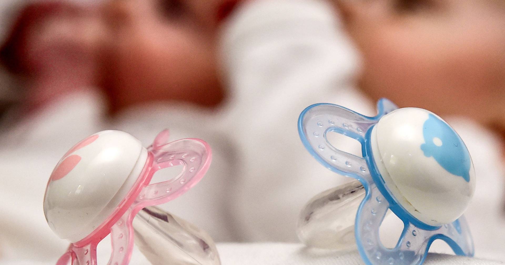 Pôr a chucha na boca antes de a dar ao bebé ajuda a prevenir alergias ...