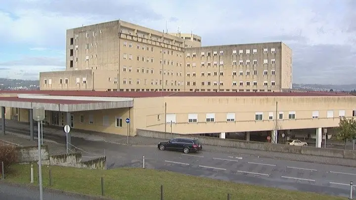 Urgências de hospital em Penafiel têm doentes em macas nos corredores e ...