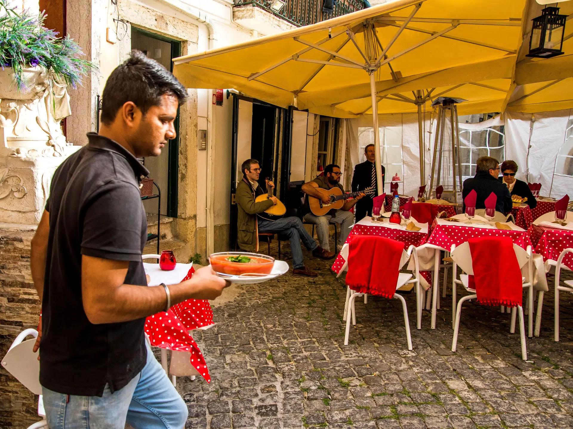 Quantos passos dá por dia no trabalho? Cadeia de fast food quer encurta ...