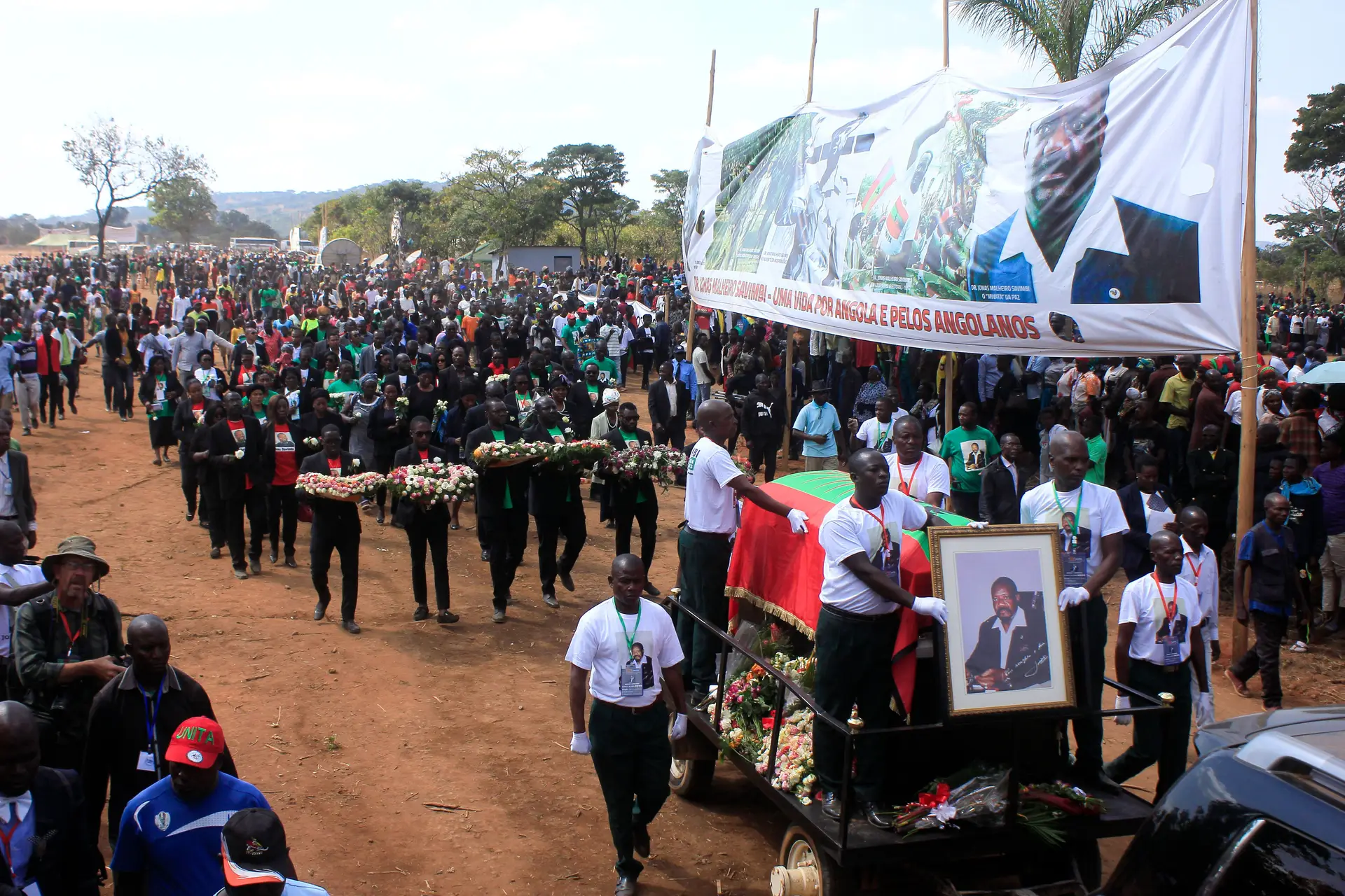 Expresso | Fotogaleria: as imagens do funeral de Jonas Savimbi