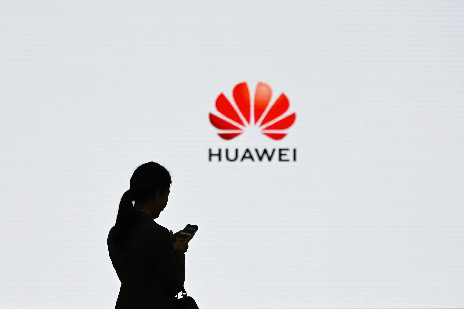 Chinesa Huawei vai criar centro tecnológico em Lisboa para mercado ...