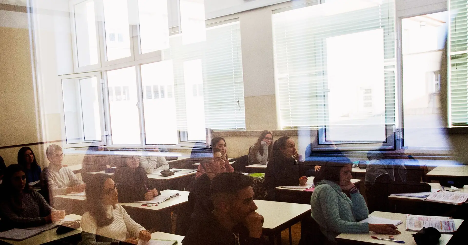 Expresso | Há mais alunos a estudar e mais tempo. Mas metade da ...