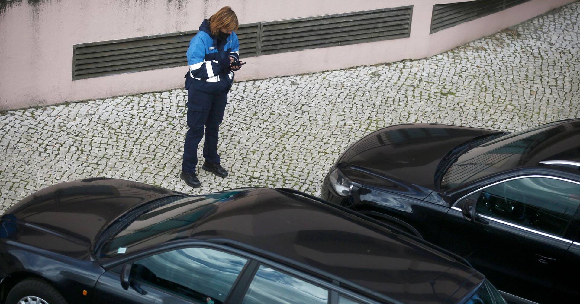 EMEL vai rever sistema de prémios a fiscais pelo número de multas ...