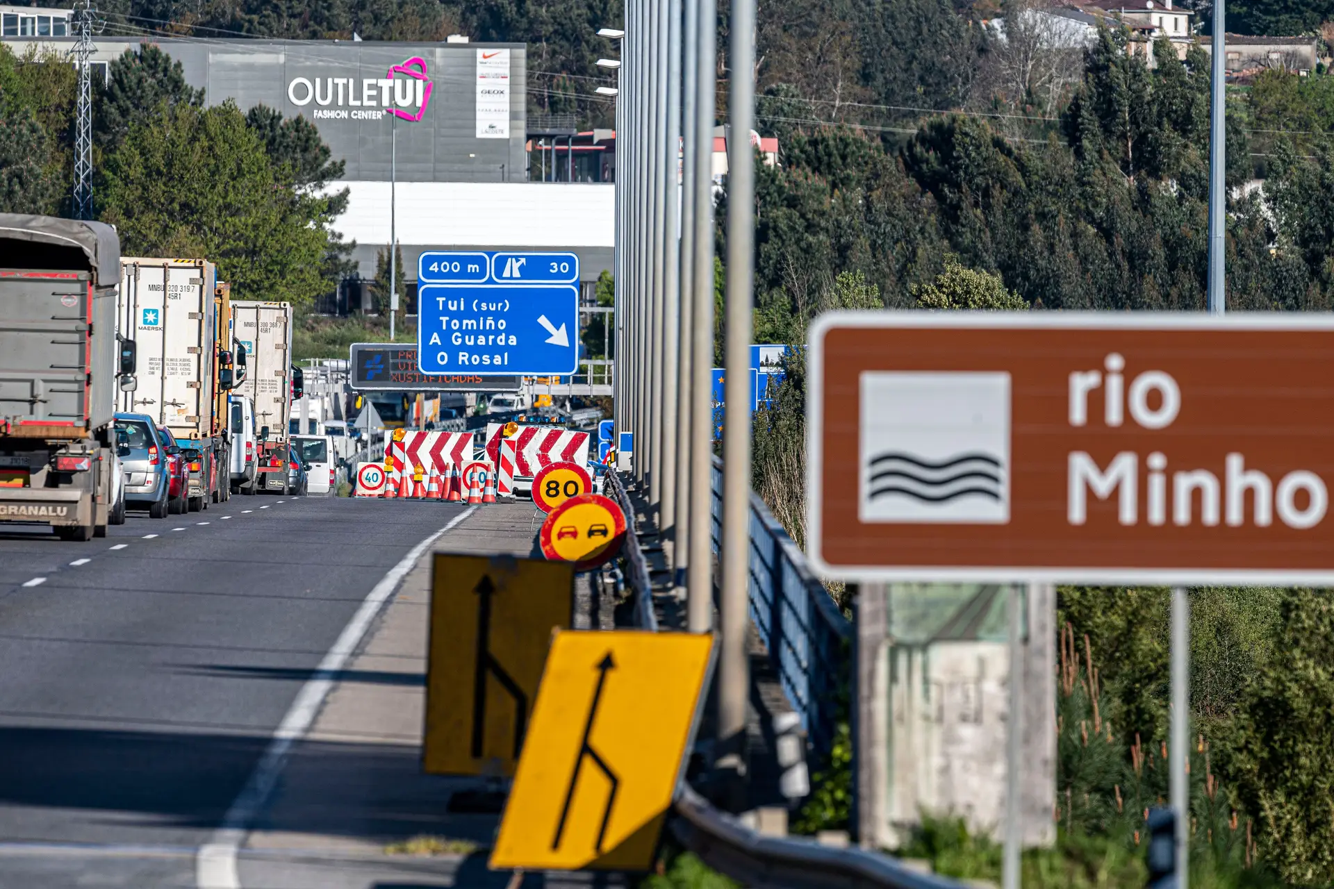 O caos na fronteira de Valença com Espanha. Há filas de vários ...
