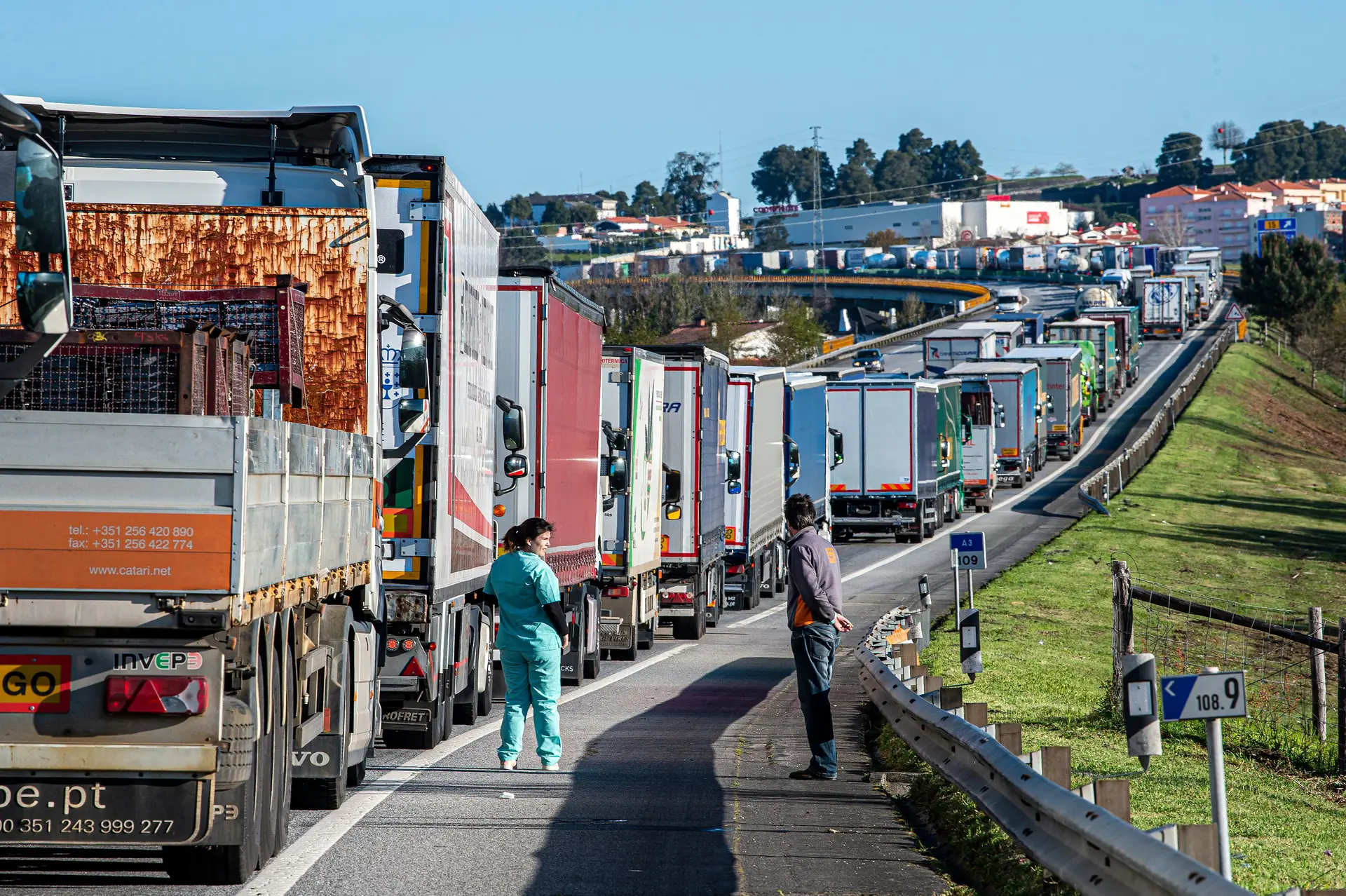 O caos na fronteira de Valença com Espanha. Há filas de vários ...