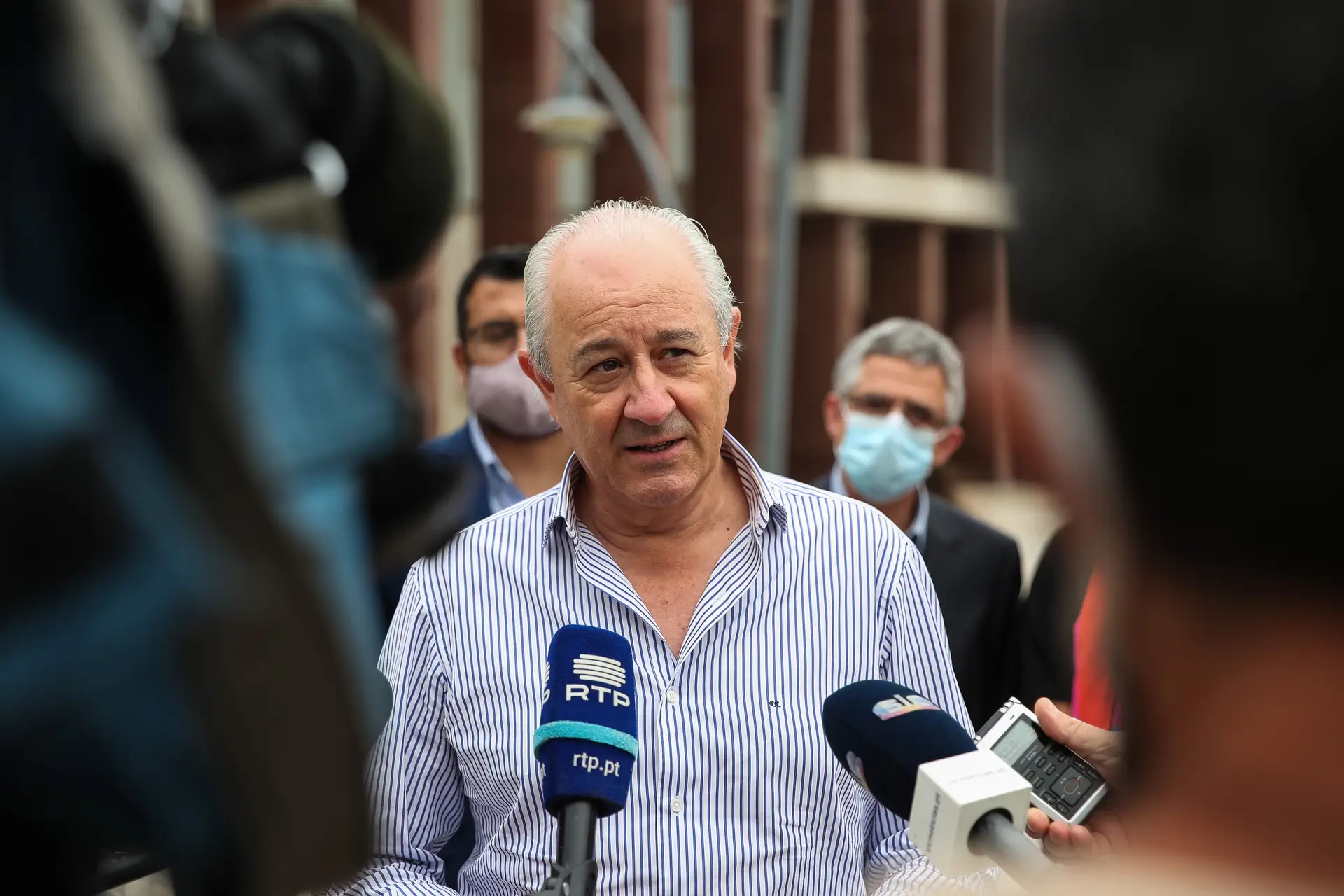 “Há muito poucas mulheres disponíveis”: Rui Rio com dificuldade em ...