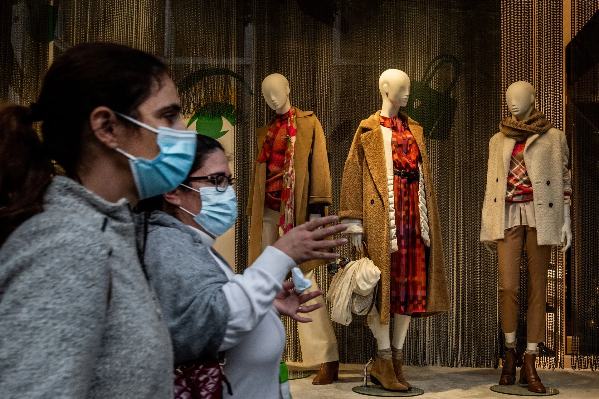 Expresso | Fotogaleria: pessoas sem rosto por entre a pandemia