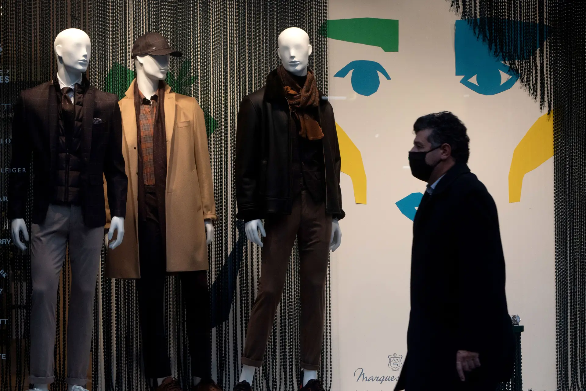 Expresso | Fotogaleria: pessoas sem rosto por entre a pandemia