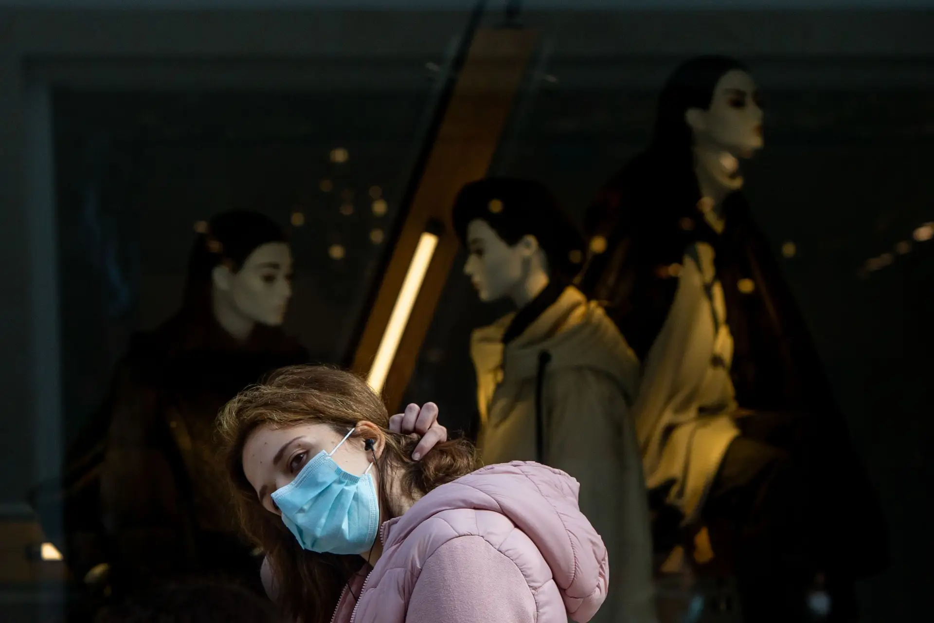 Expresso | Fotogaleria: pessoas sem rosto por entre a pandemia