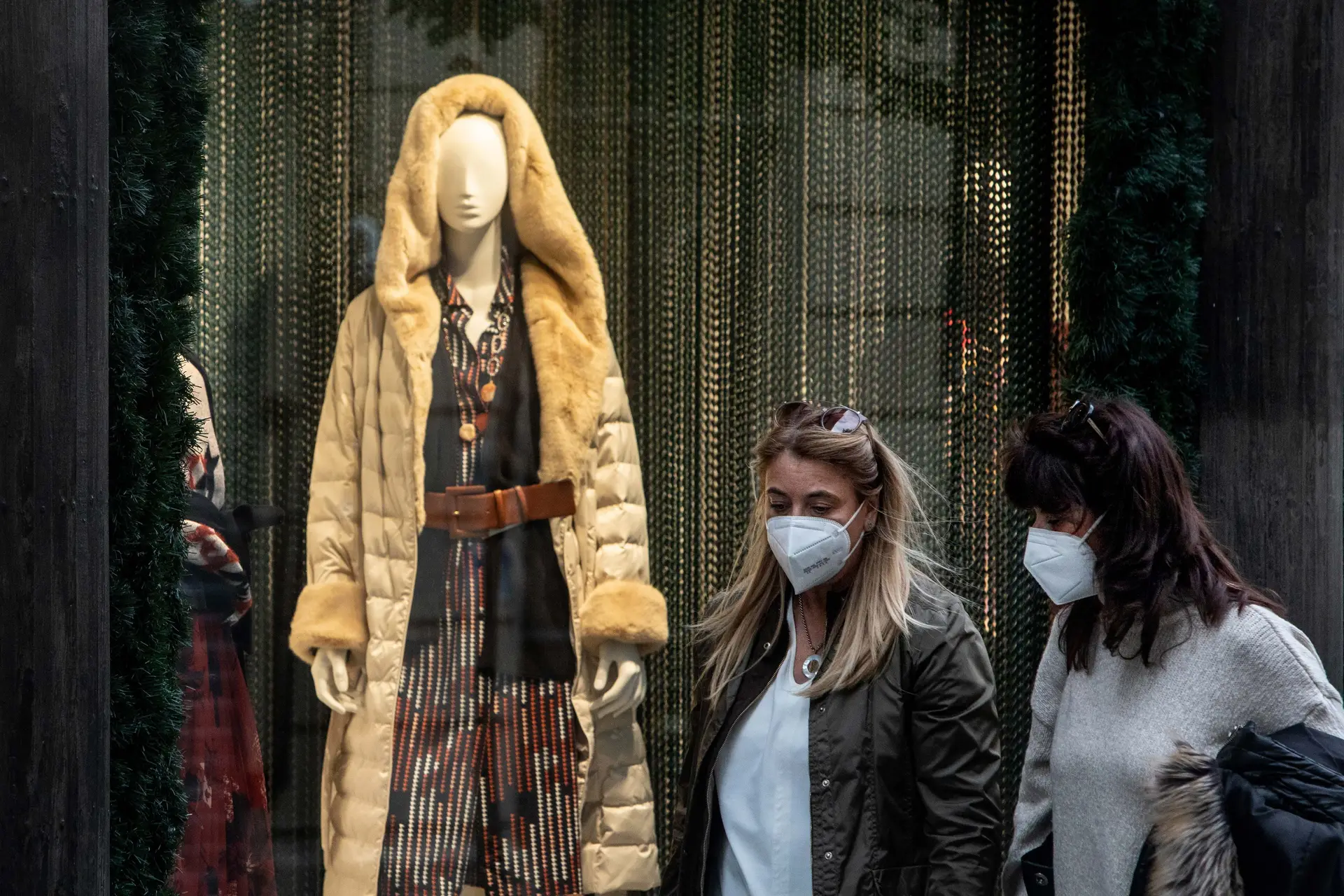 Expresso | Fotogaleria: pessoas sem rosto por entre a pandemia
