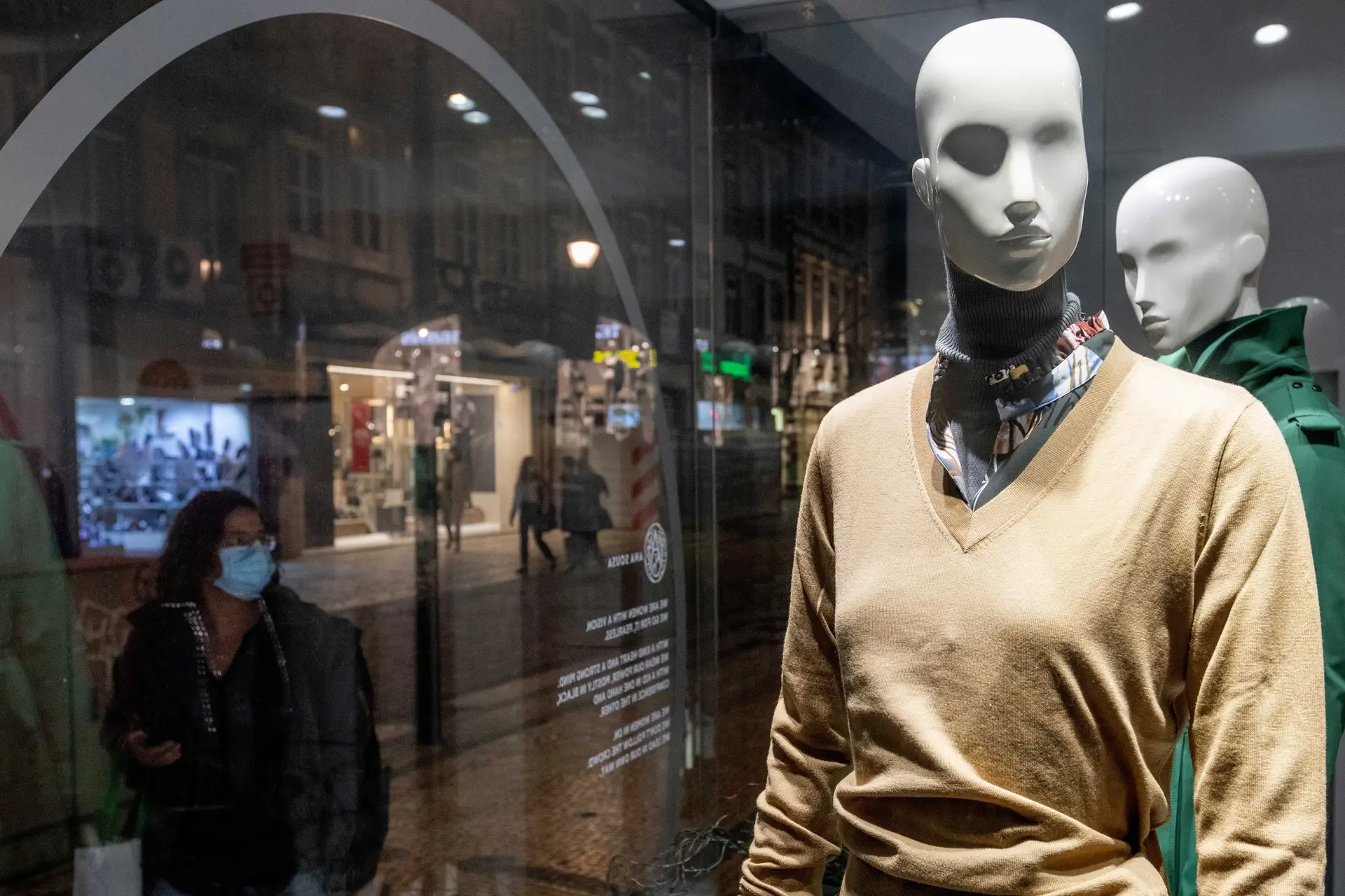 Expresso | Fotogaleria: pessoas sem rosto por entre a pandemia
