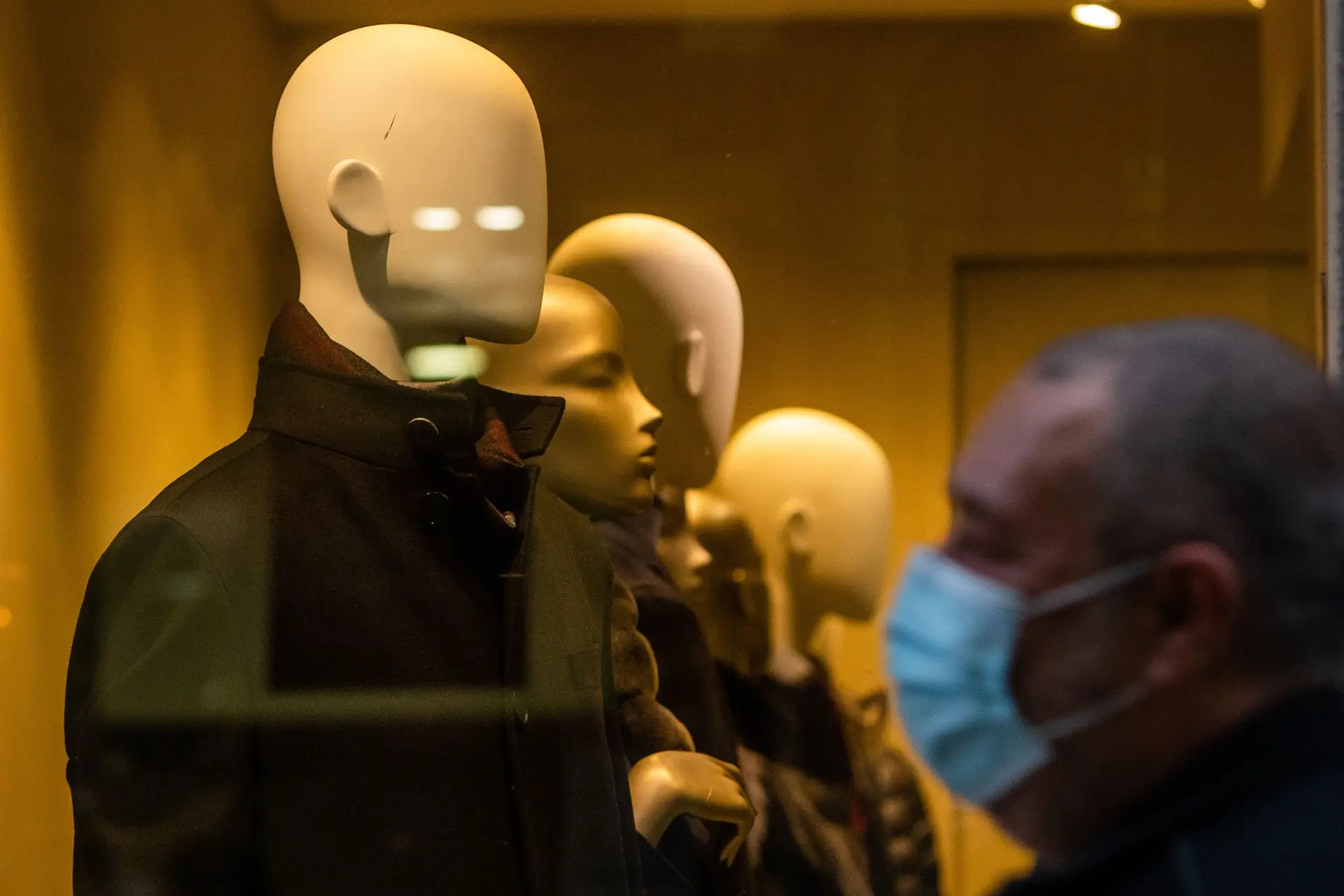 Expresso | Fotogaleria: pessoas sem rosto por entre a pandemia