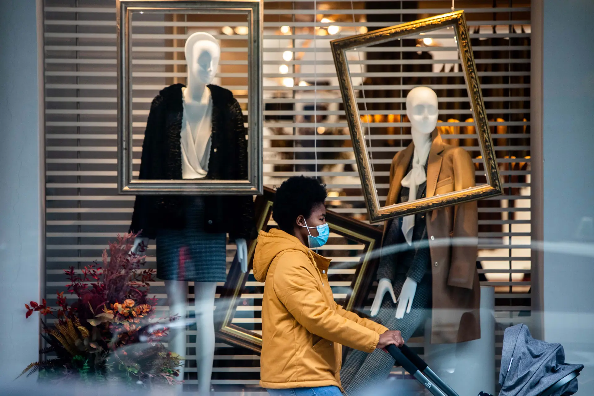Expresso | Fotogaleria: pessoas sem rosto por entre a pandemia