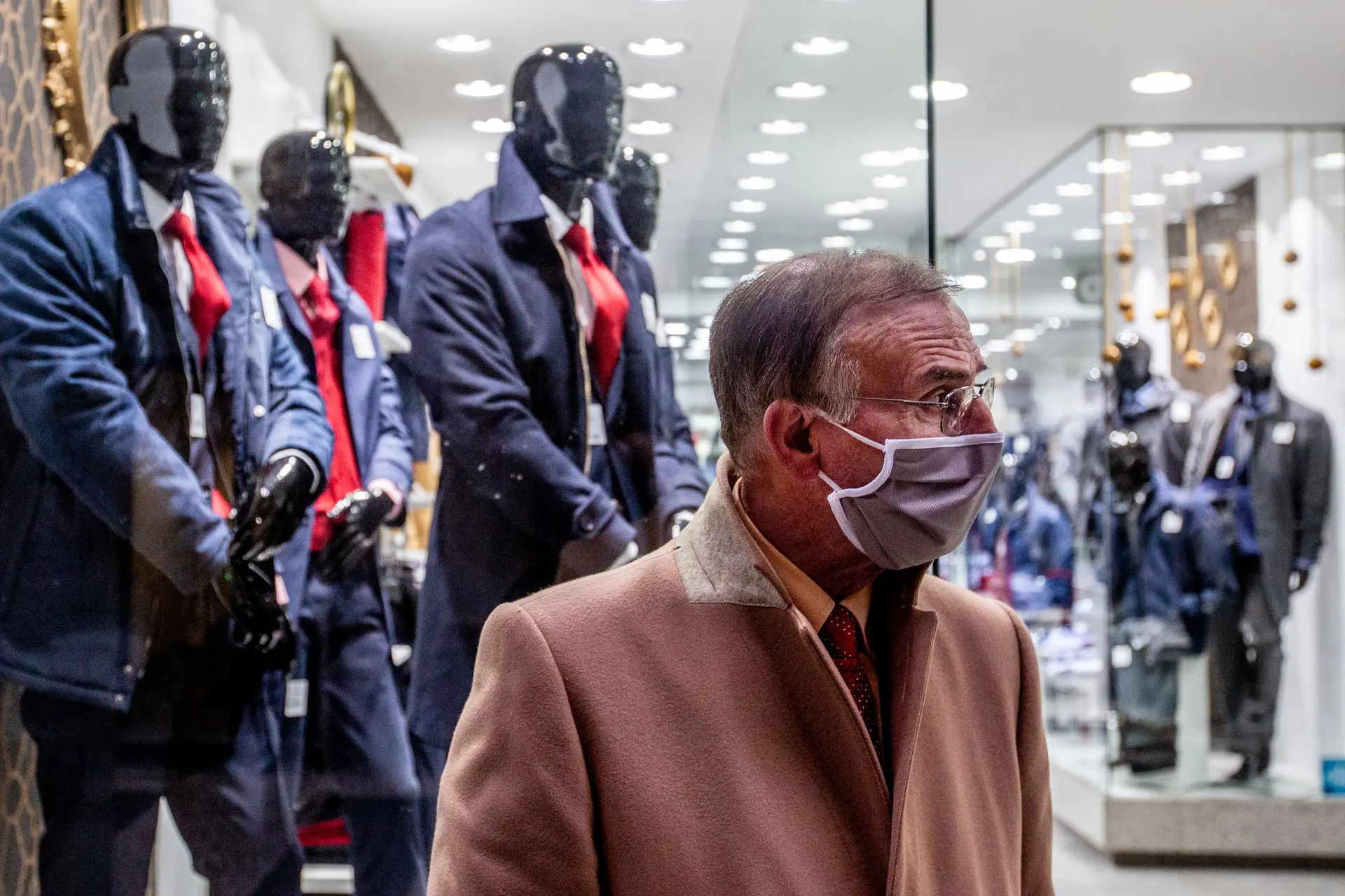 Expresso | Fotogaleria: pessoas sem rosto por entre a pandemia