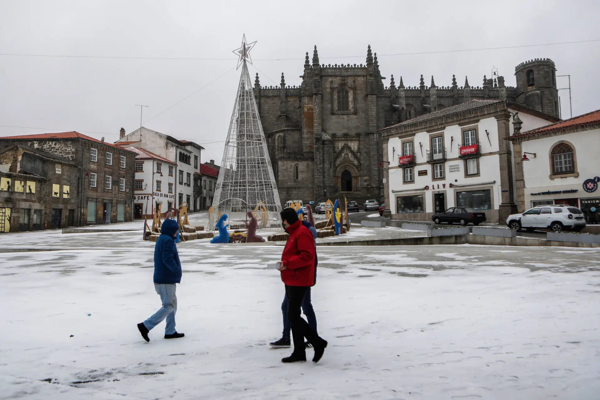 Expresso | Cai neve em Évora, mais de uma década depois. Na Serra da ...