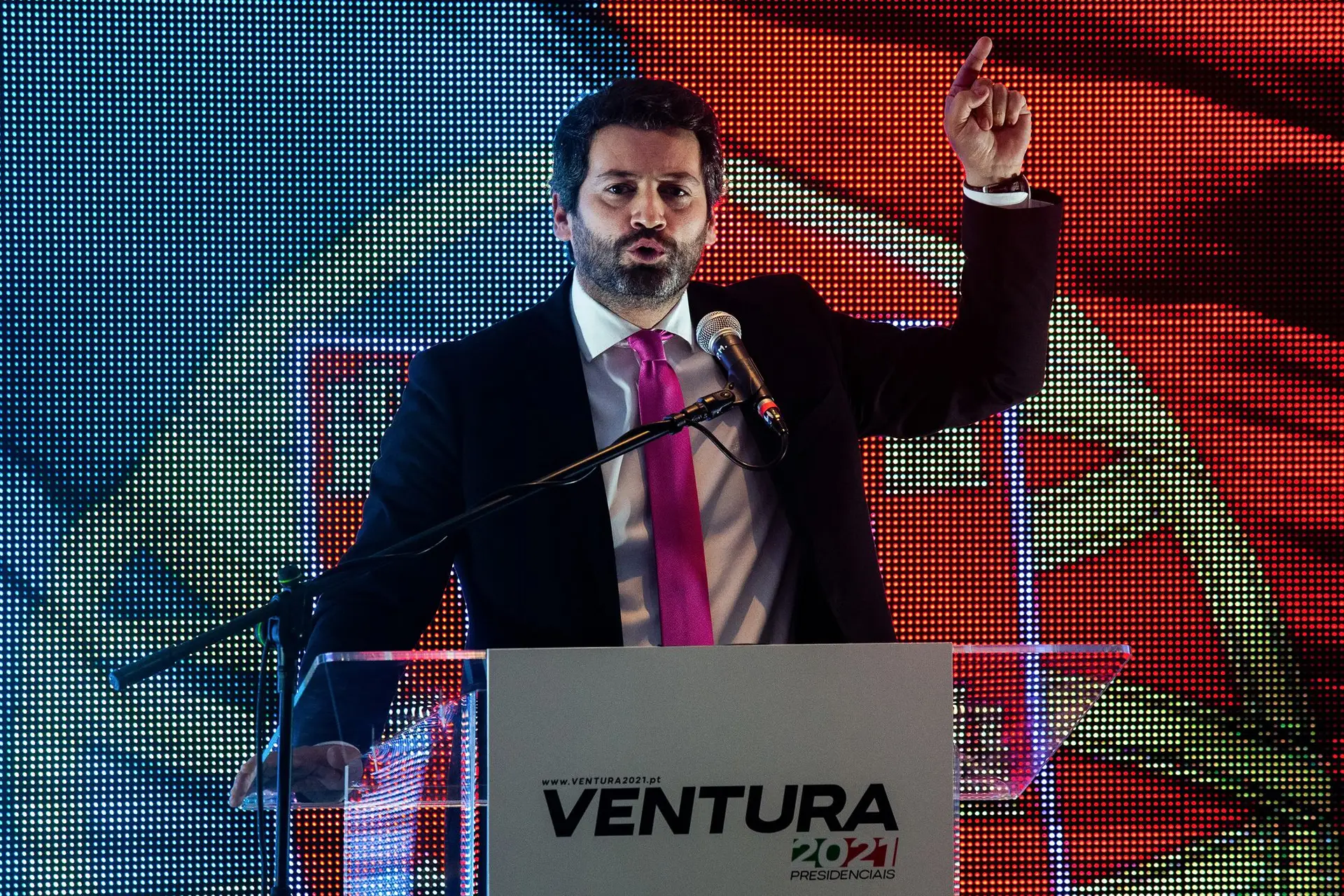 Ventura pede 154 mil euros a militantes para ter cartazes do Chega em ...