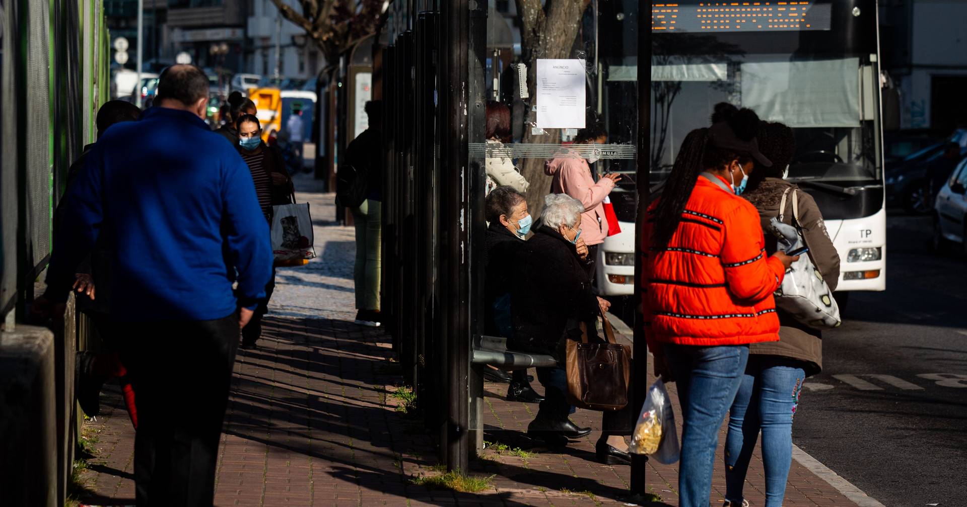 Um ferido grave e 11 feridos ligeiros em acidente com autocarro em ...
