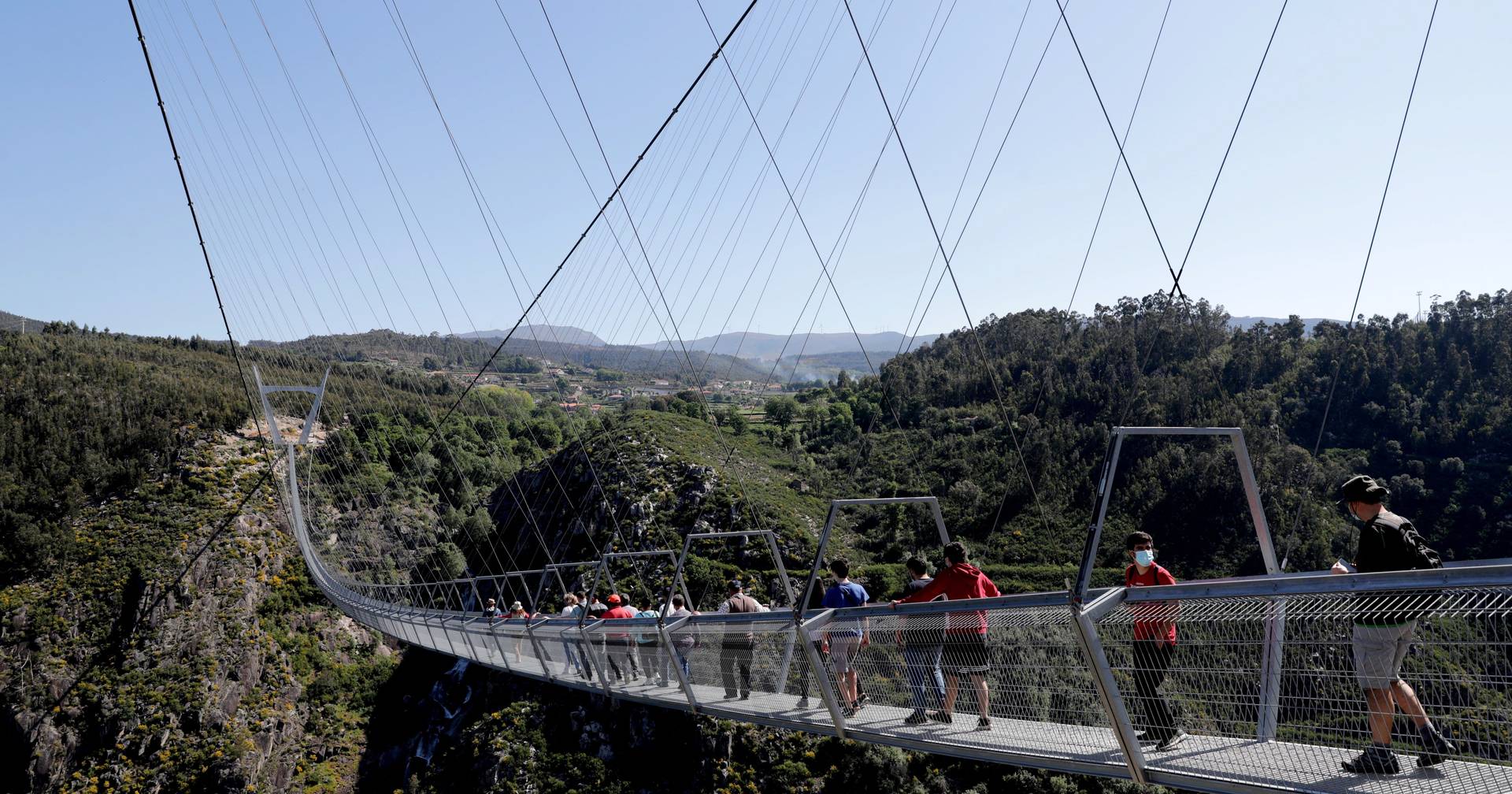A maior ponte pedonal suspensa do mundo fica em Arouca. Tem 516 metros ...