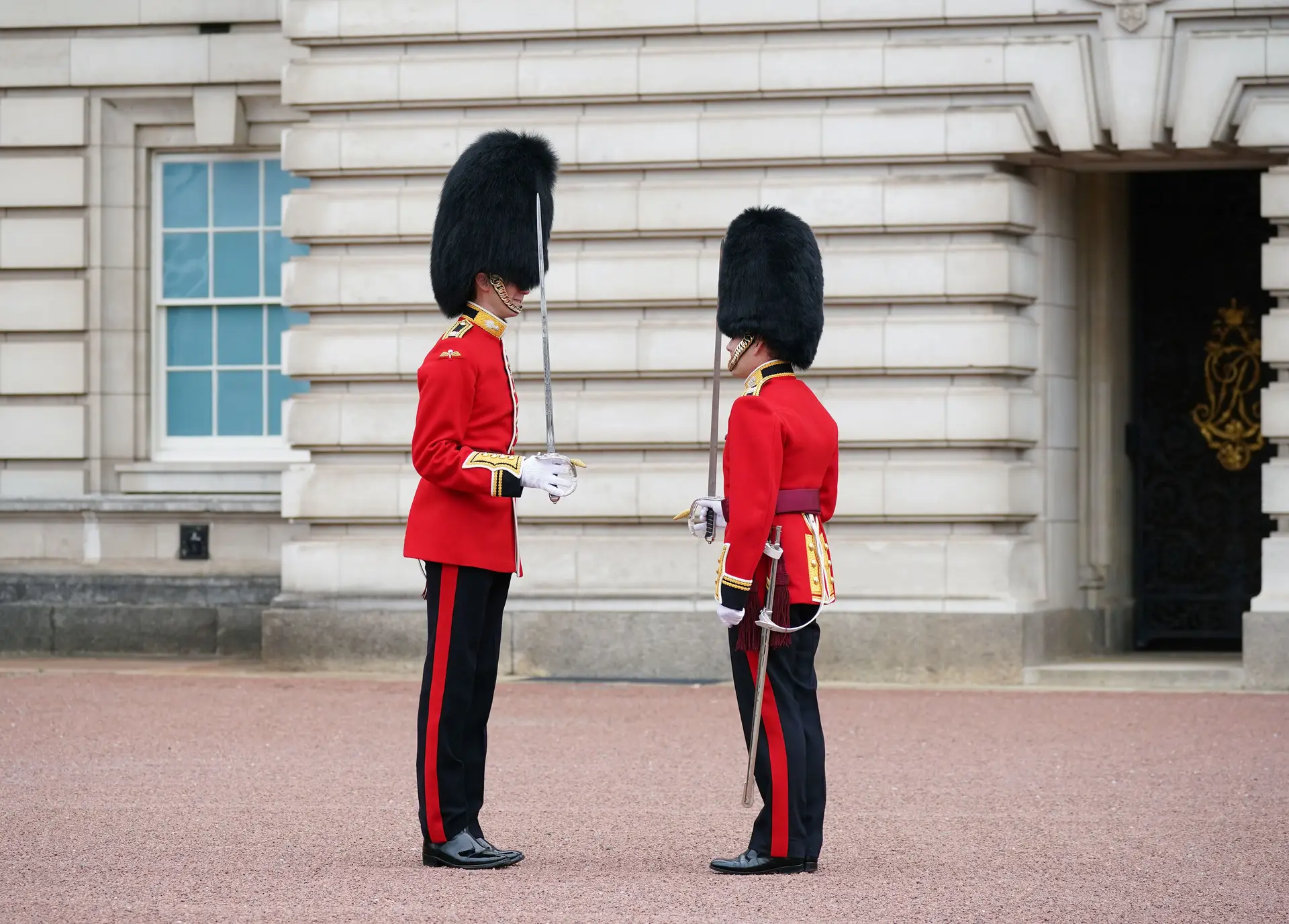 Retomada cerimónia de render da guarda no Palácio de Buckingham - Expresso