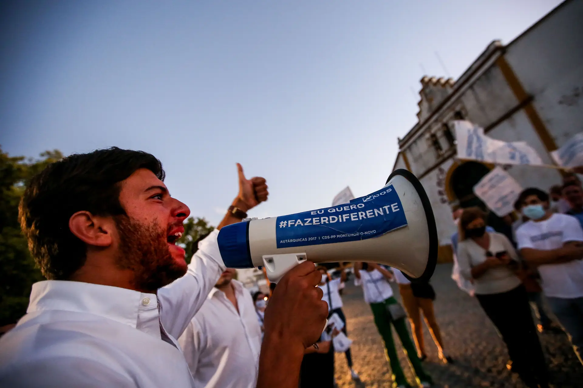 Chicão a pregar no deserto com trova de Alegre - Expresso