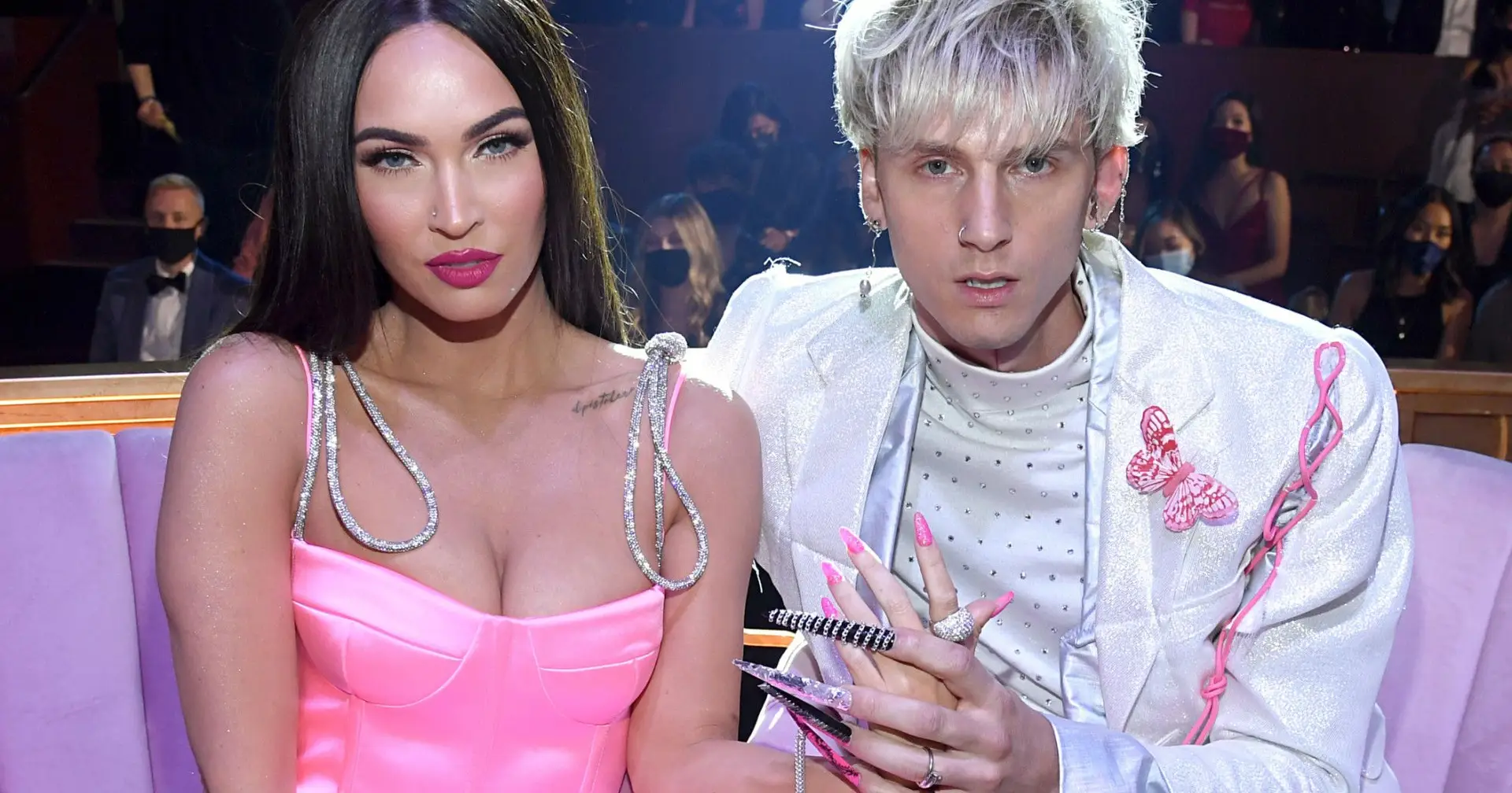 Expresso | Machine Gun Kelly colocou espinhos no anel de noivado de ... Expresso | Machine Gun Kelly colocou espinhos no anel de noivado de ...