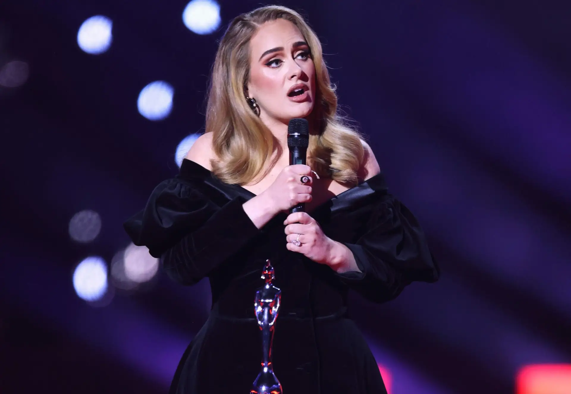 Adele vai voltar a beber álcool: “Isto é tempo de vinho tinto” - Expresso