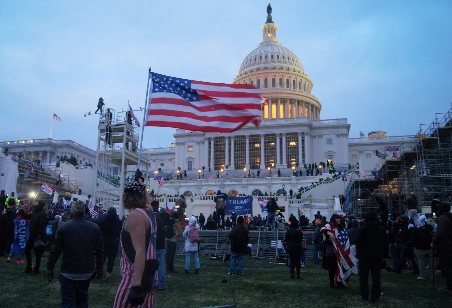 Cobertura da invasão do Capitólio dos EUA vale Pulitzer ao "Washington ...