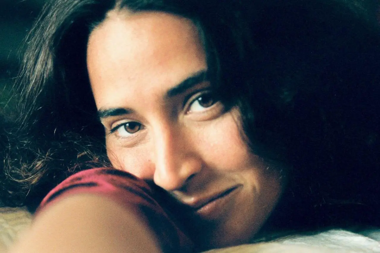 MARO faz versão acústica da sua nova canção a partir do quarto de hotel ...