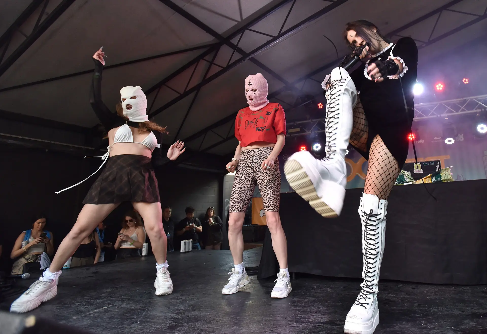 Pussy Riot lançam nova canção e mensagem: “O regime de Putin é ...