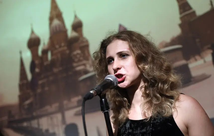 Membro Do Grupo Ativista Russo Pussy Riot Fugiu De Moscovo Sob Disfarce