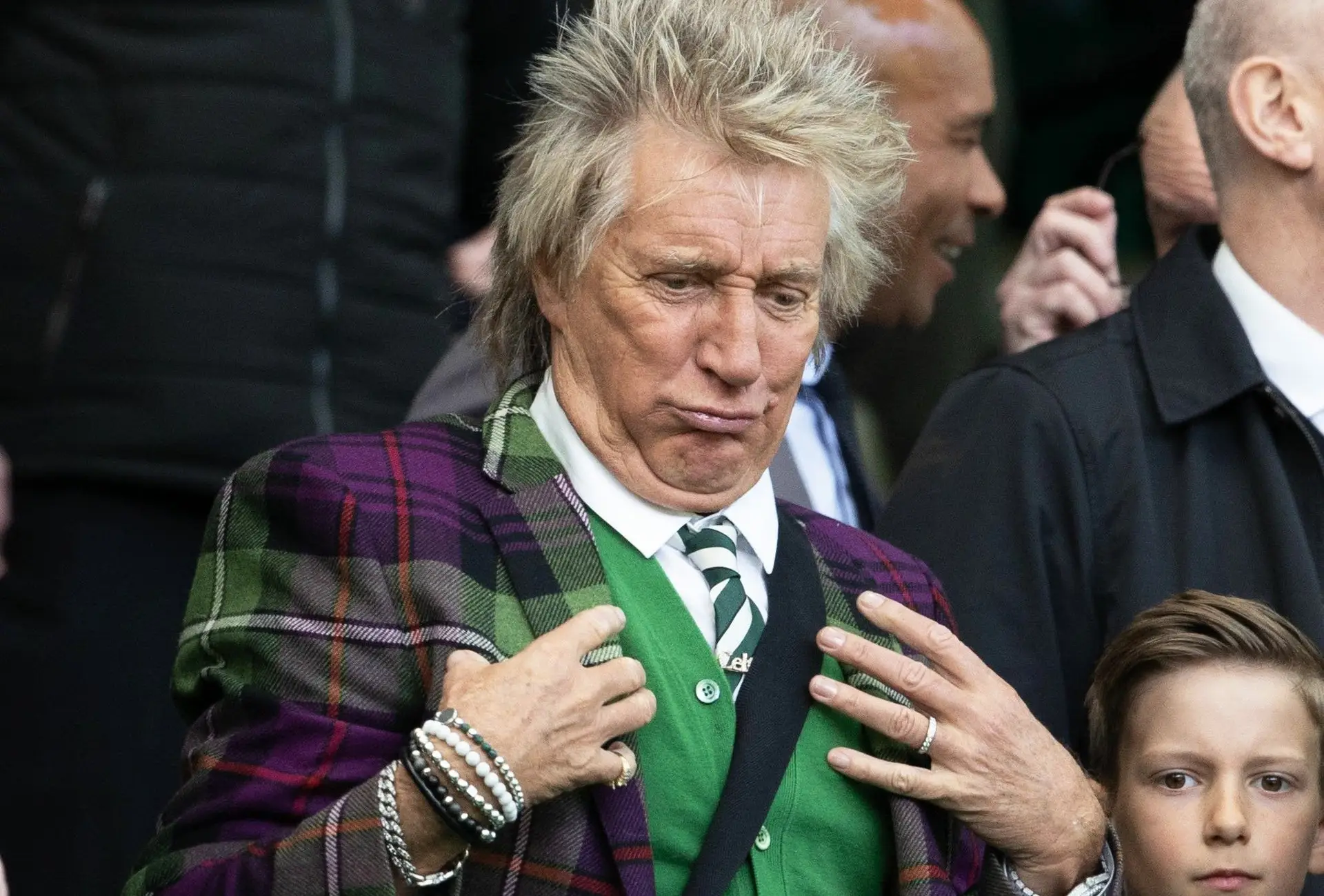 Rod Stewart veste-se de ‘barman’ e surpreende clientes de um pub após ...