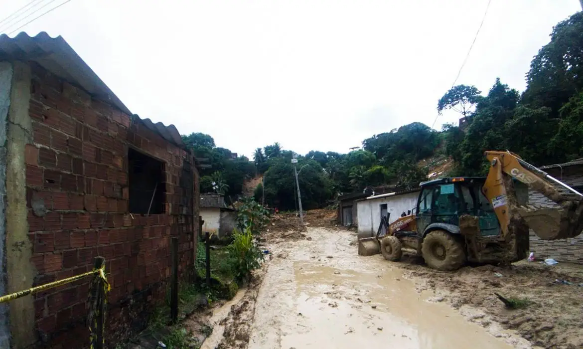 Cheias no Brasil: mortos sobem para 91 e desalojados para seis mil ...