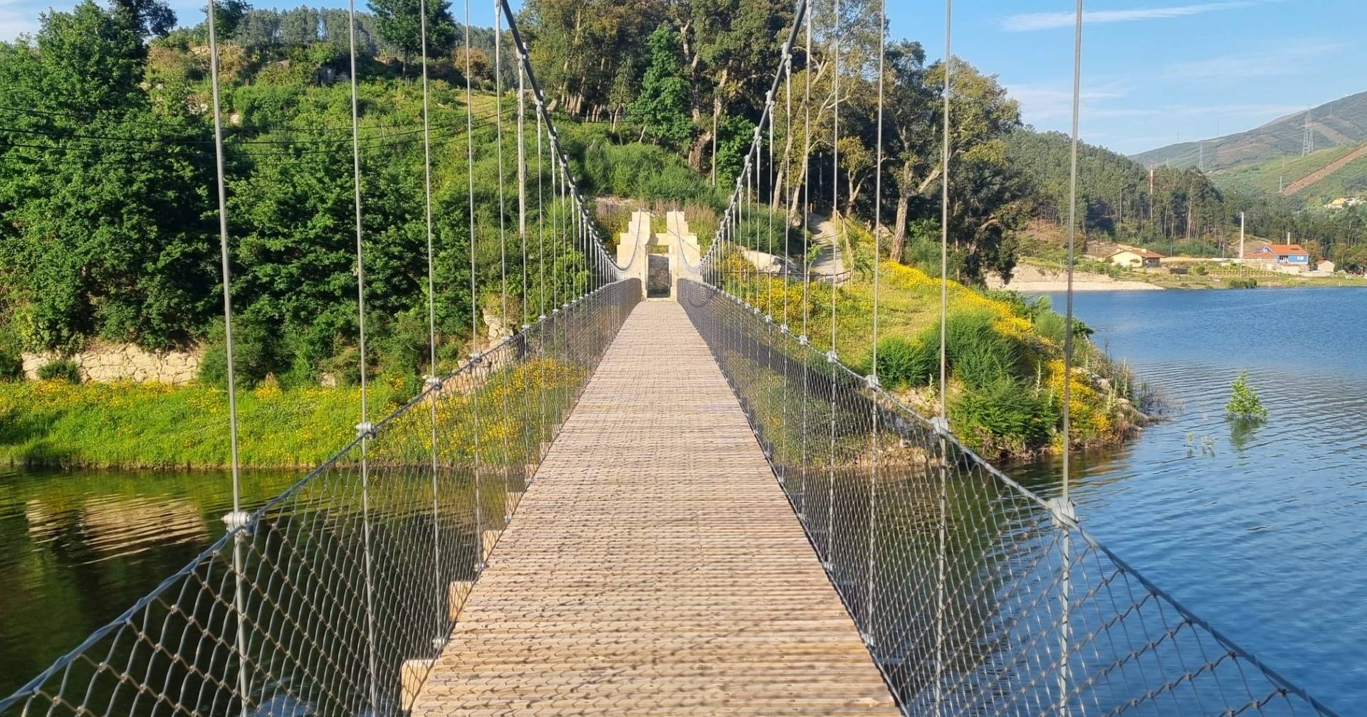 Atravessar a ponte de arame que deixou de ligar as margens do Tâmega ...