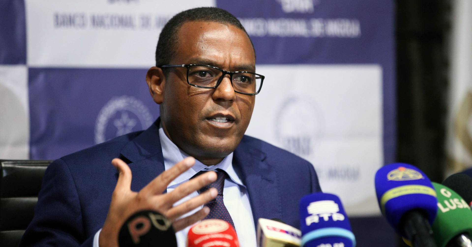 Governador do banco central angolano diz que queda na produção ...