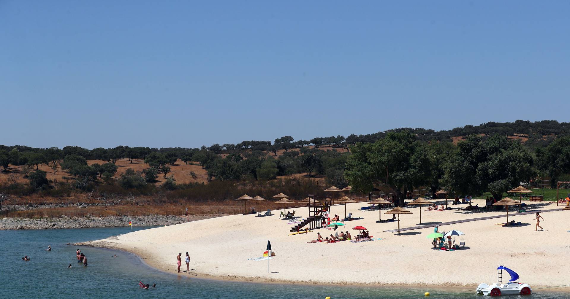 Bandeira azul vai ser hasteada em 394 praias, apenas mais uma do que no ...