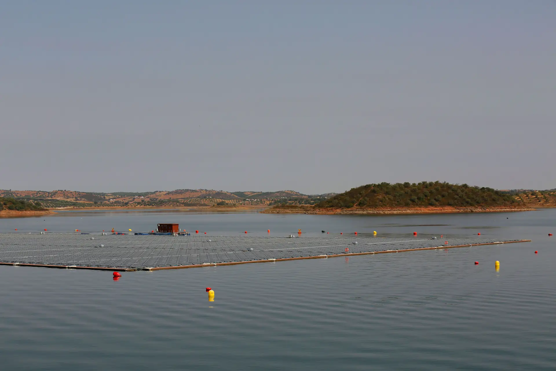 Energia solar flutuante e eólicas em terra: projetos híbridos atraem ...