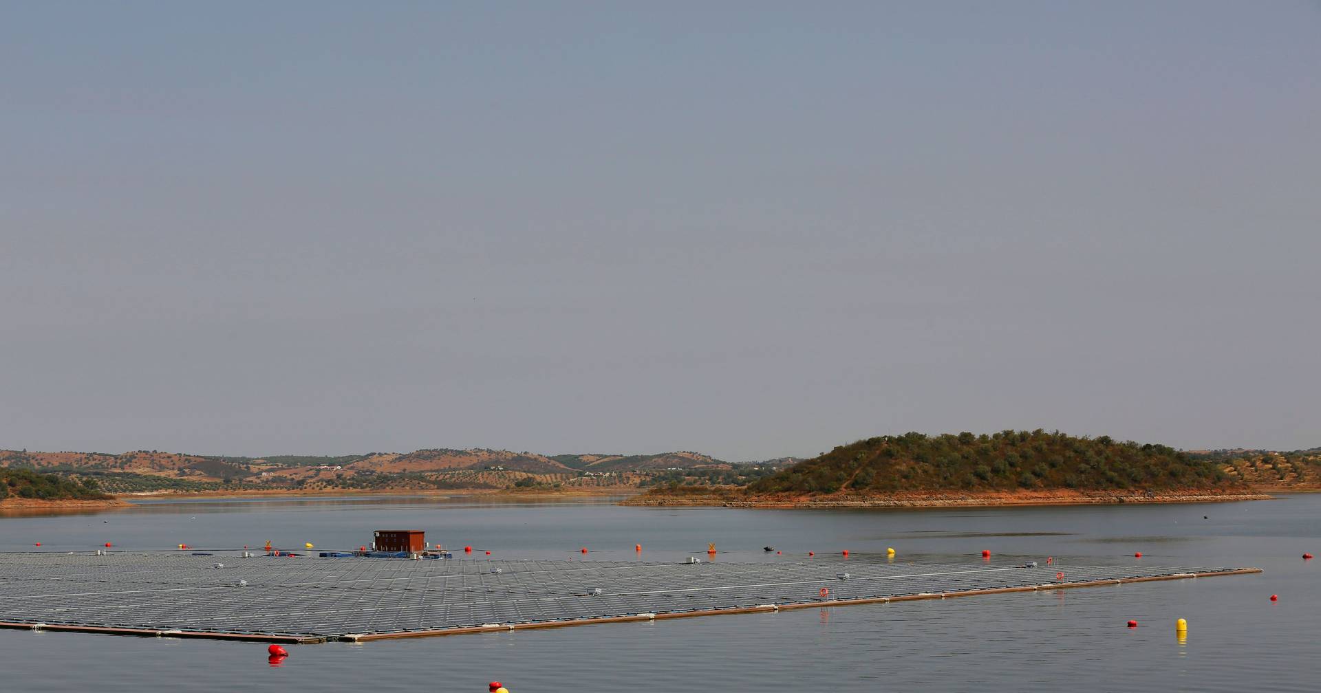 Energia solar flutuante e eólicas em terra: projetos híbridos atraem ...