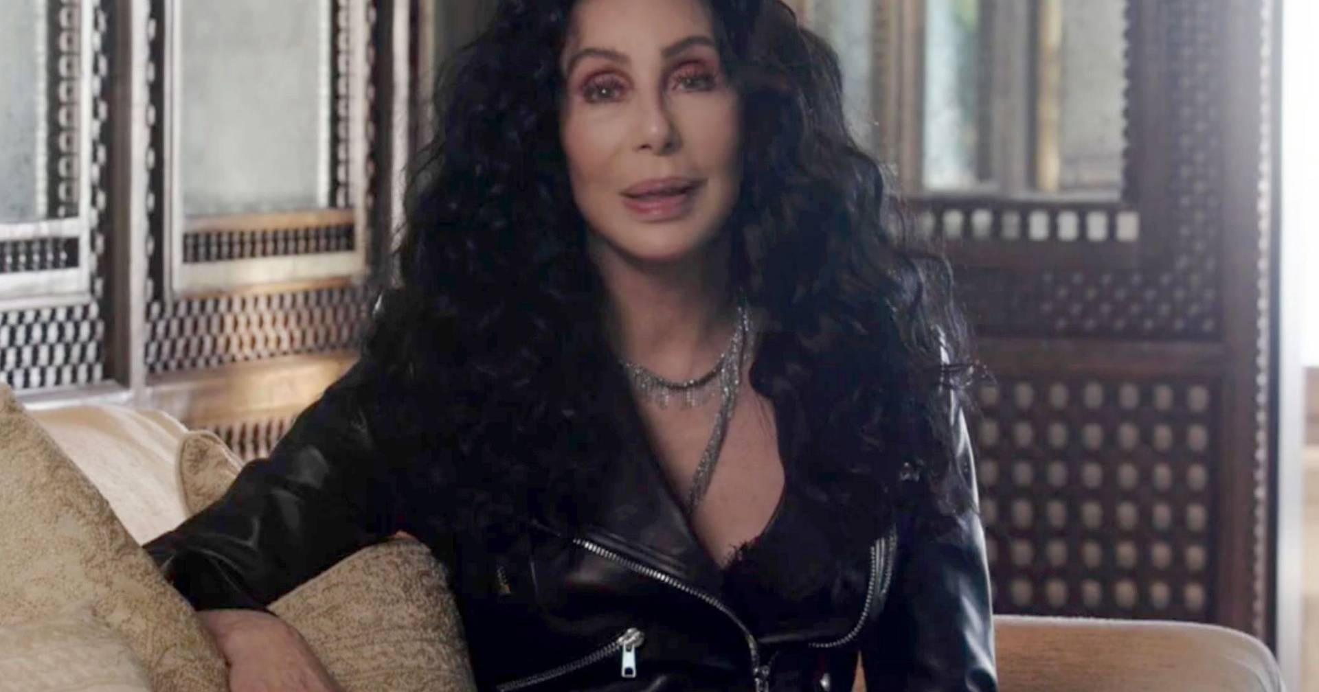 Aos 76 anos, Cher é estrela de desfile de moda em Paris - Expresso