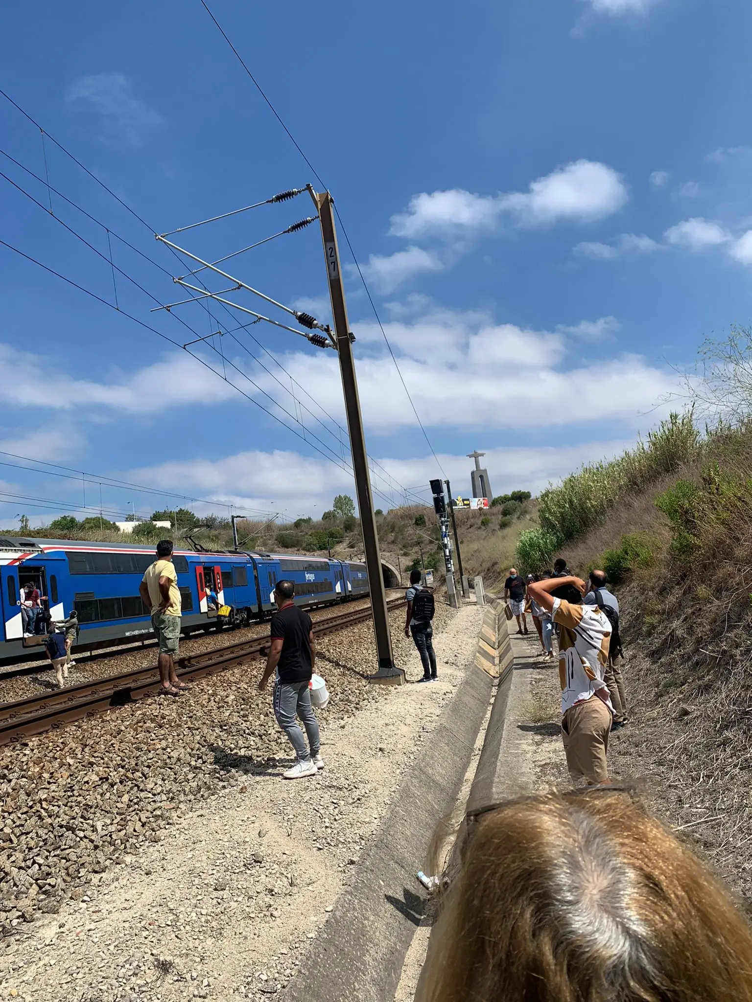 Homem com um isqueiro causa pânico em comboio de Setúbal - Expresso