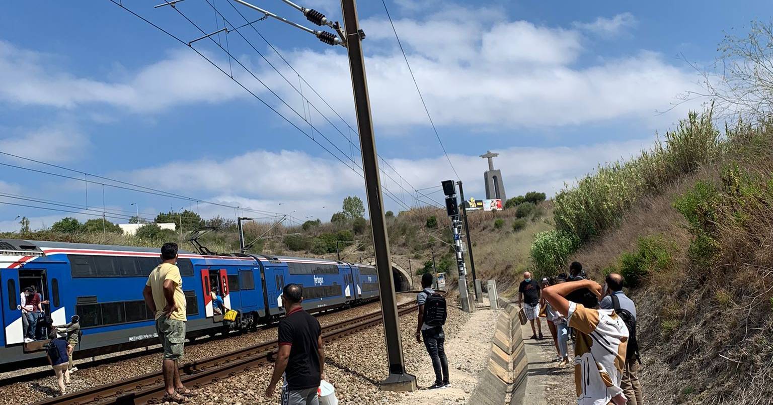 Homem com um isqueiro causa pânico em comboio de Setúbal - Expresso