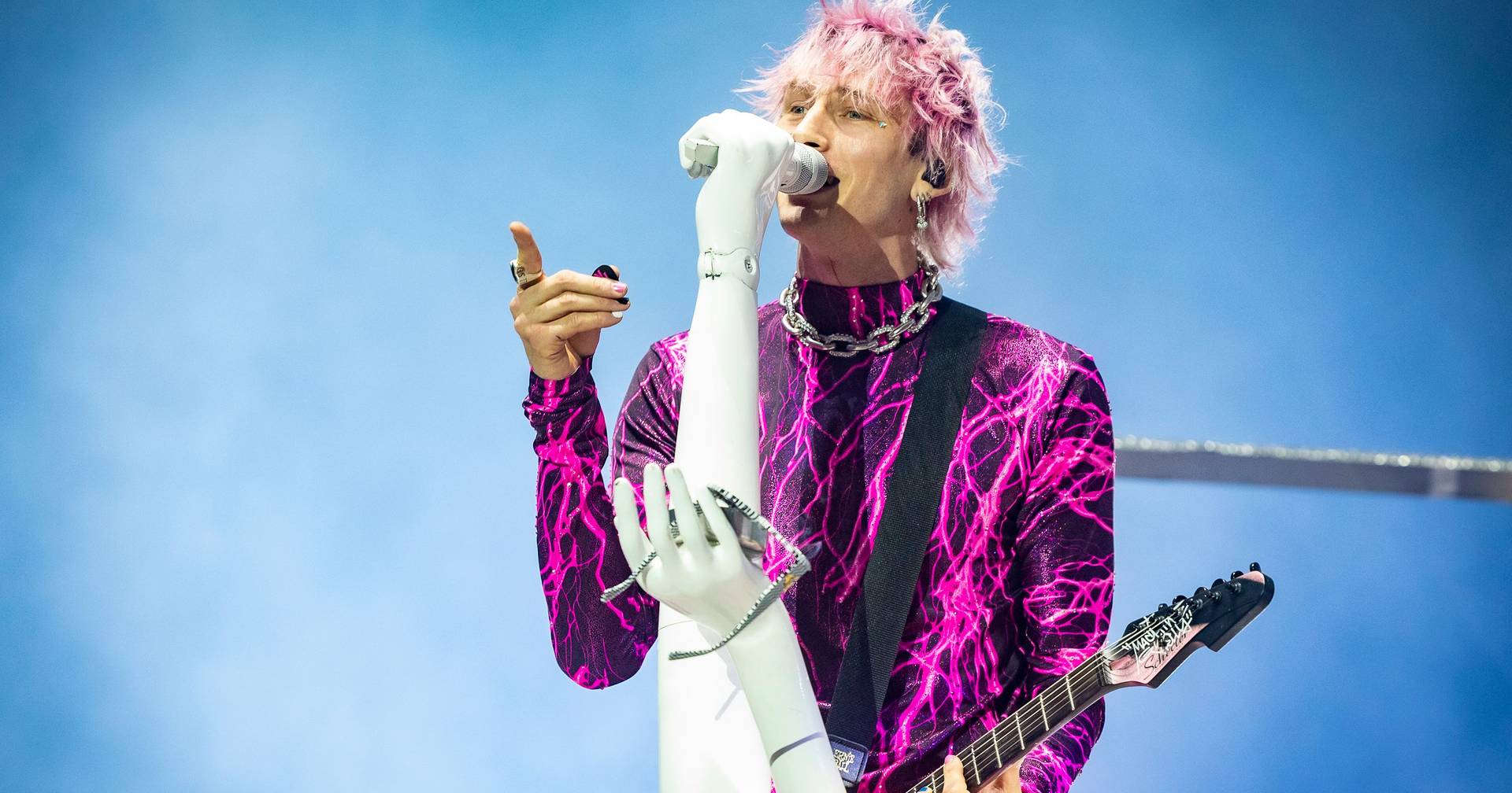 Machine Gun Kelly cumpre desejo de fã e dá-lhe um soco na cara: sexta ...