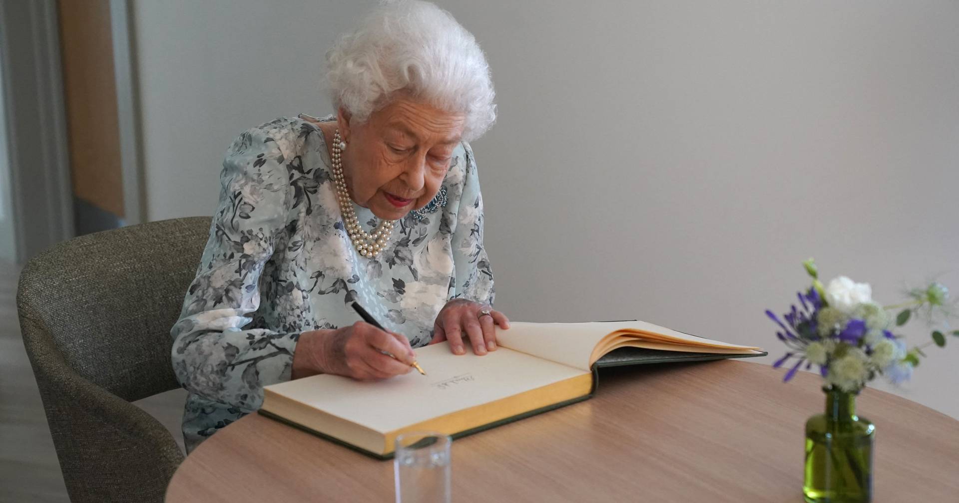 Rainha morta, rei posto, mas há dúvidas: quando vai Carlos III ser ...