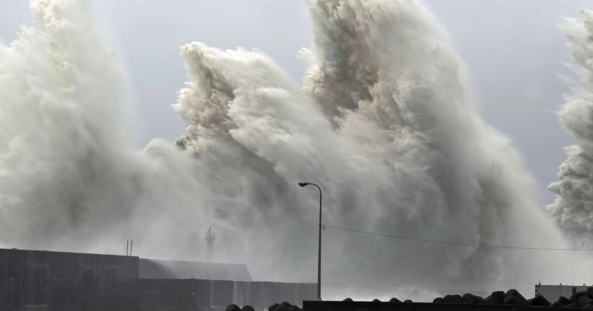 Tufão causa pelo menos quatro mortos e mais de cem feridos no Japão ...